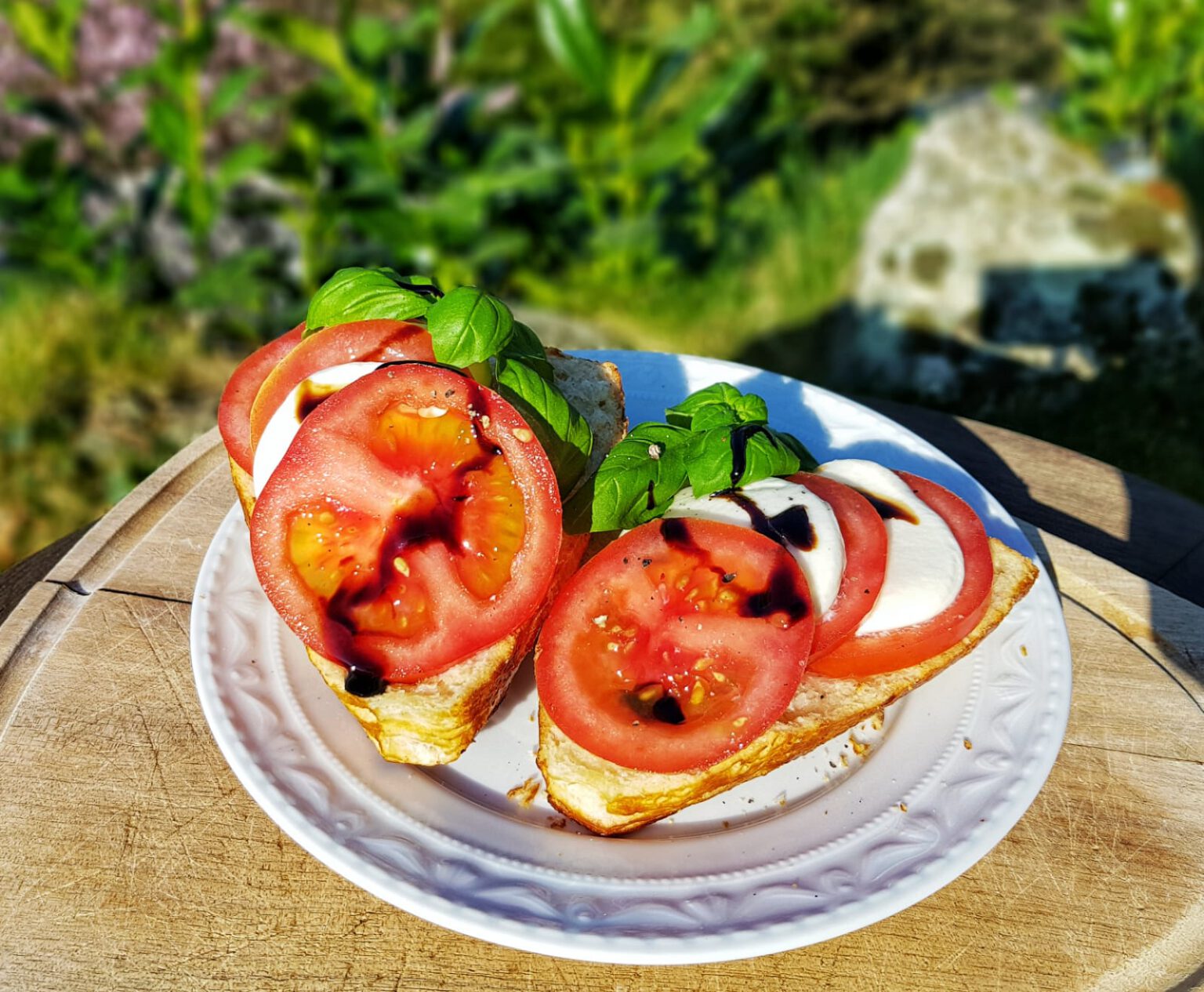 Laugenecke mit Tomaten-Mozzarella | Julia's Baking Passion